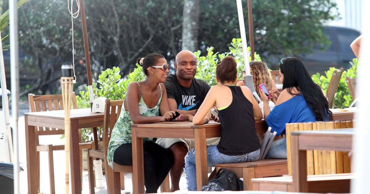 Veja fotos de Anderson Silva com a família em praia do Rio