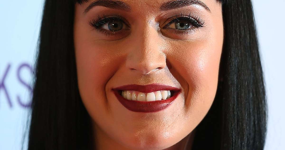 Katy Perry adota o ‘bob hair’ de Cleópatra; veja