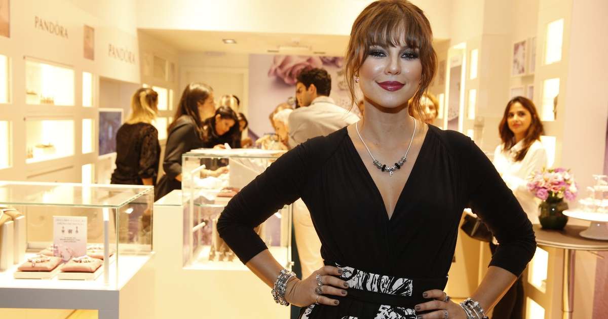 Paolla Oliveira usa maquiagem forte em inauguração de loja