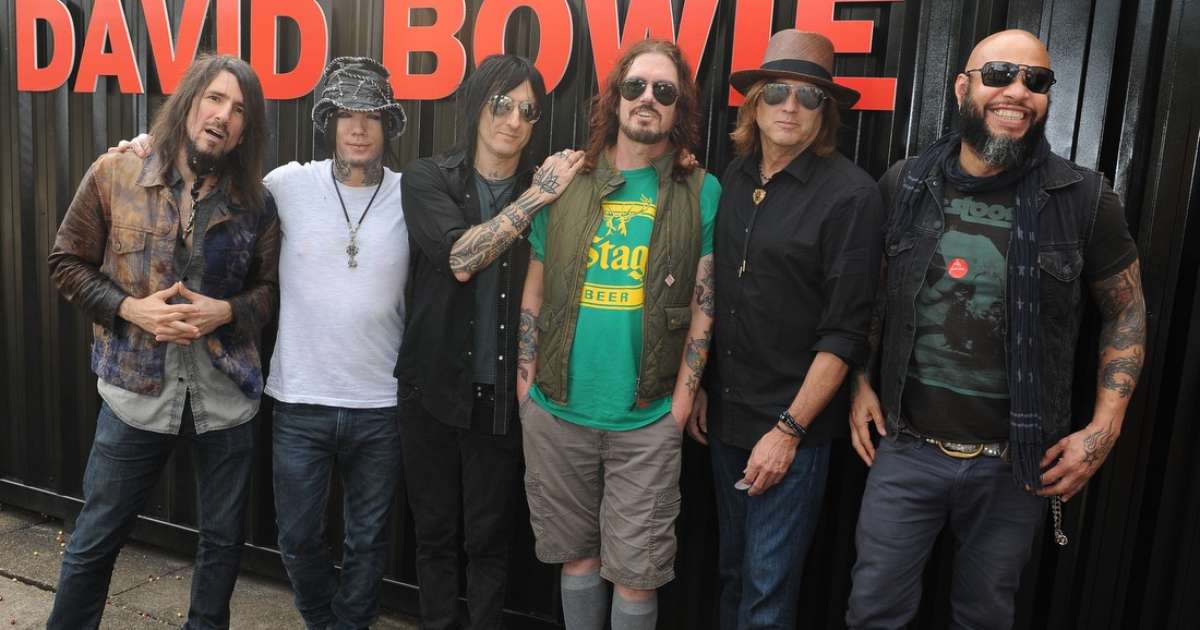 Integrantes do Guns N' Roses visitam mostra de David Bowie
