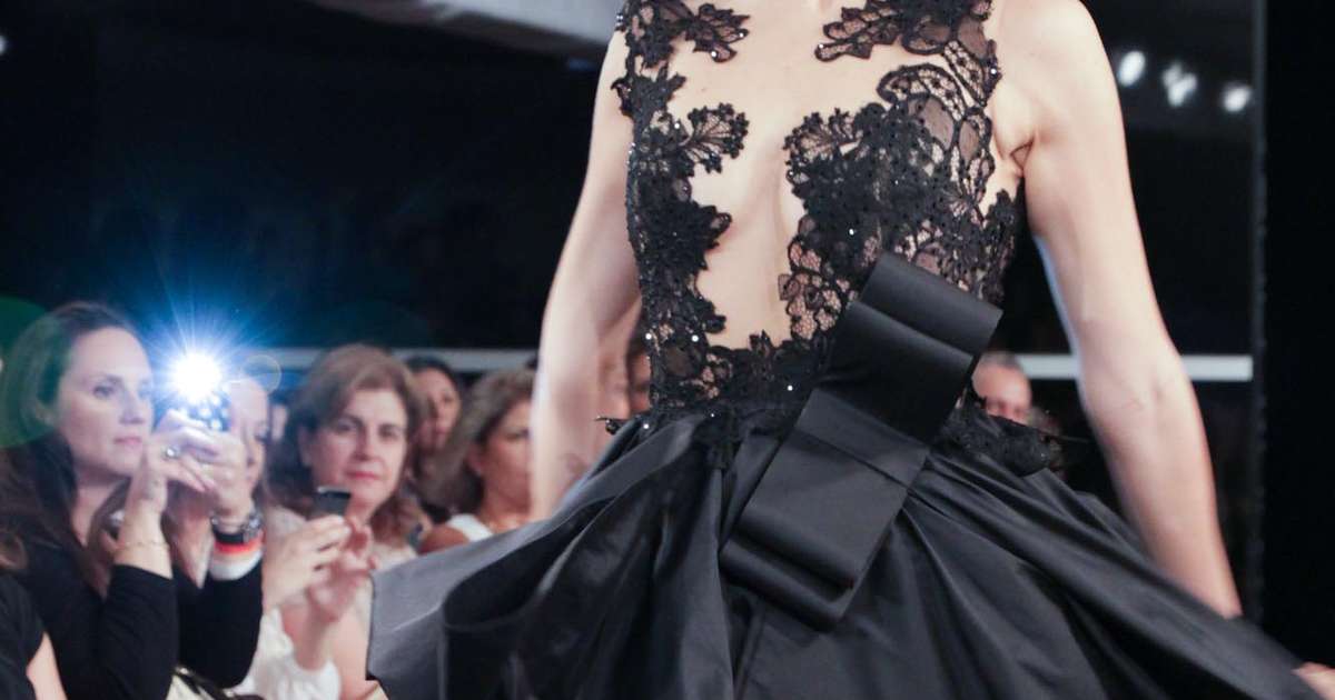 Com vestido preto e decotado, Casadevall desfila de noiva