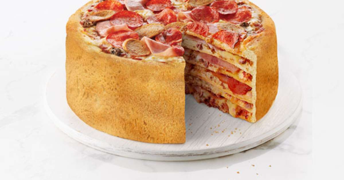 Rede cria bolo de pizza com cinco camadas de massa e recheio