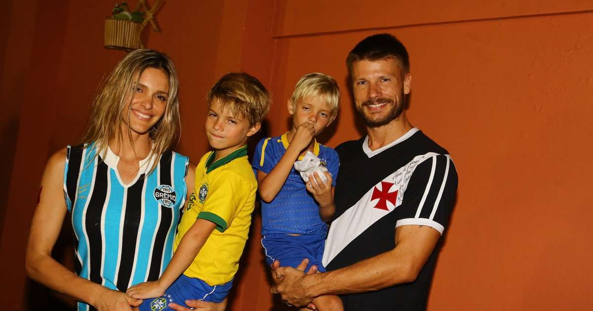 Fernanda Lima recebe convidados em festa dos filhos