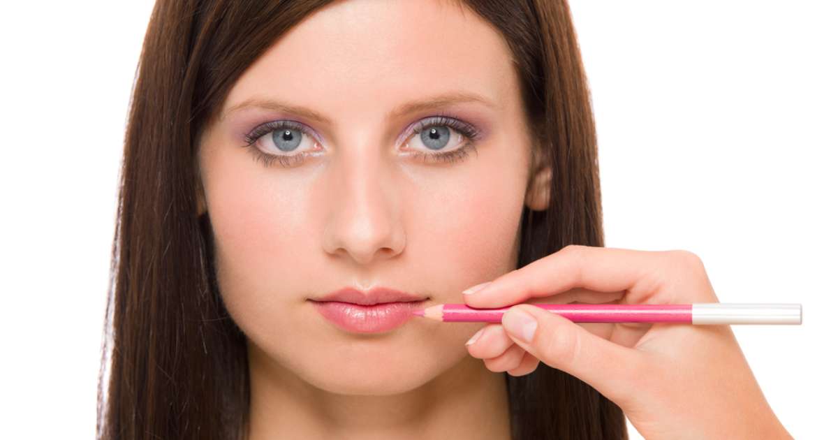 Maquiagem: Make pede lábios definidos e contornados com lápis