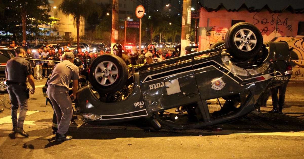 Viatura da Rota capota em avenida da zona sul de São Paulo