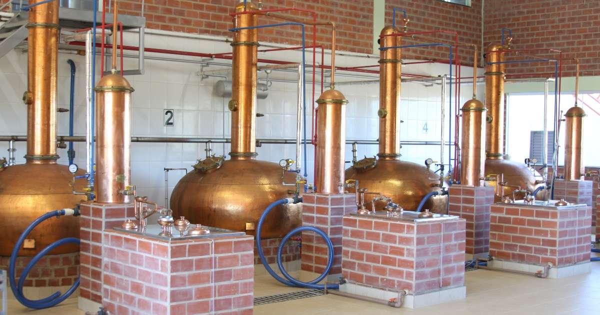 Conheça um dos maiores alambiques do Brasil