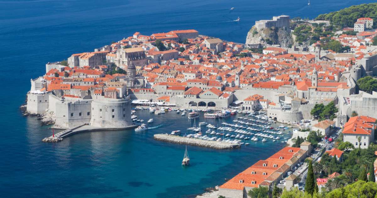 Conheça destinos no Mediterrâneo como Santorini, Atenas e Veneza