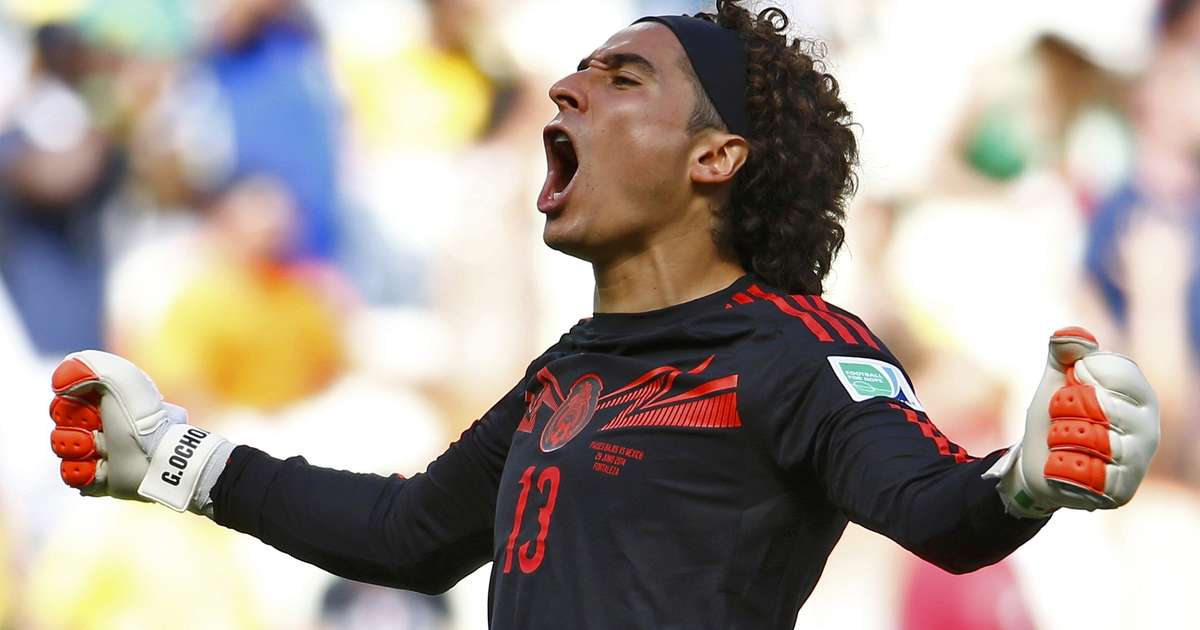 Destaque da Copa, goleiro mexicano Ochoa quer estudar propostas