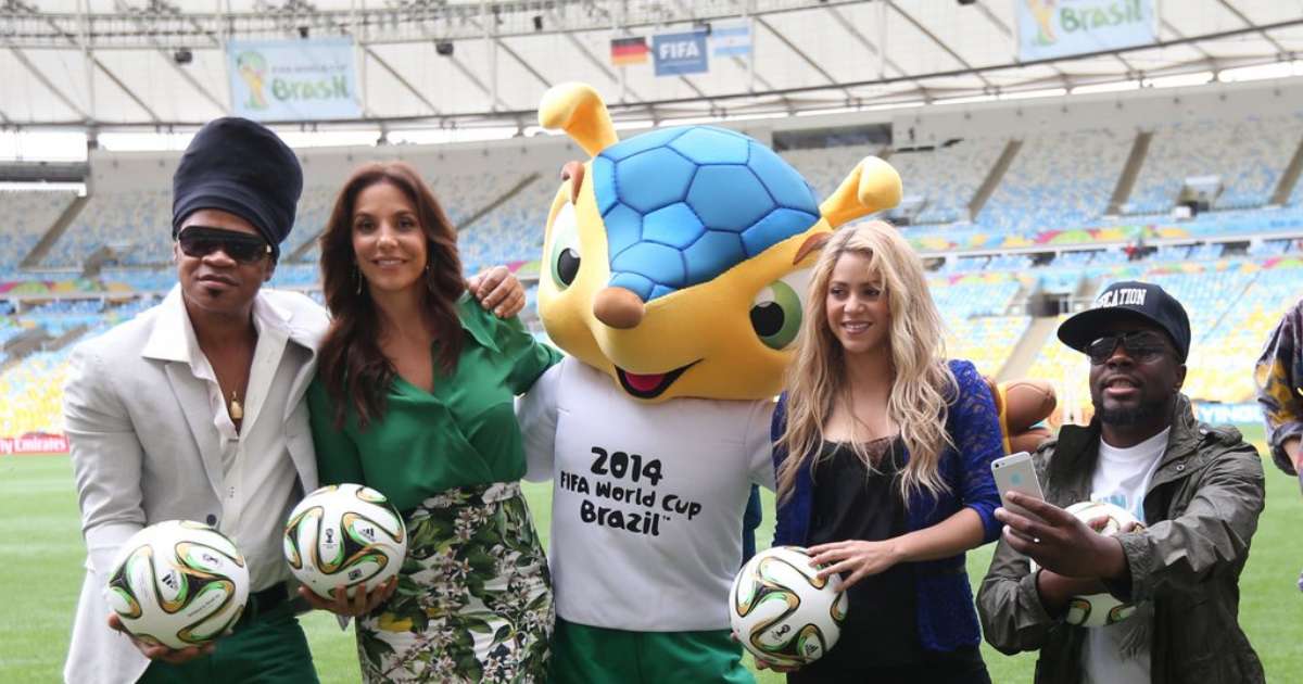 Artistas do show de encerramento da Copa conhecem o Maracanã