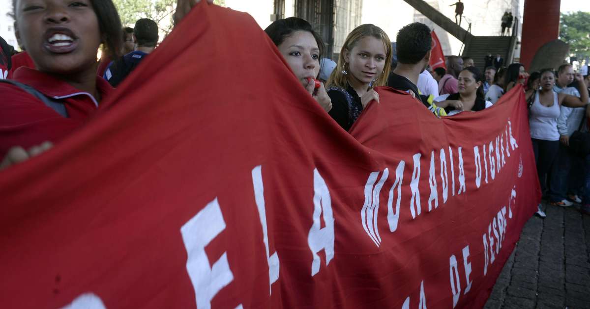 Integrantes do MTST protestam em São Paulo, veja fotos