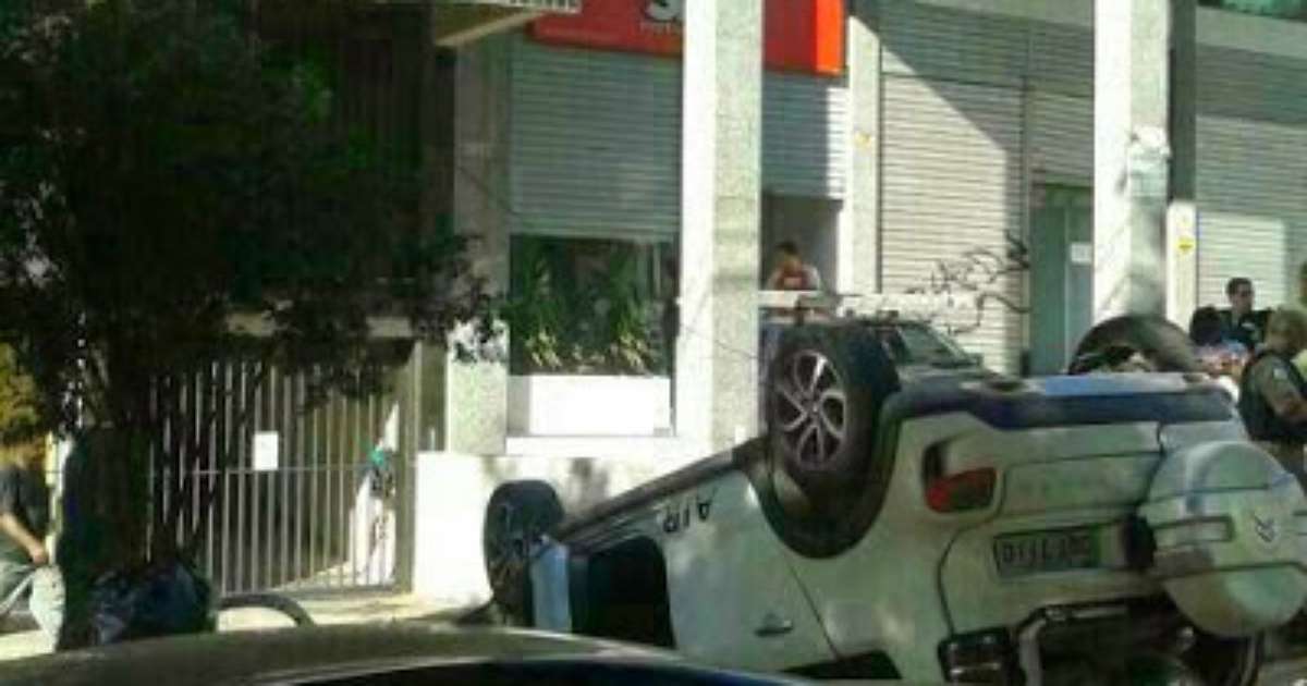 Carro despenca de garagem e cai em avenida de Belo Horizonte