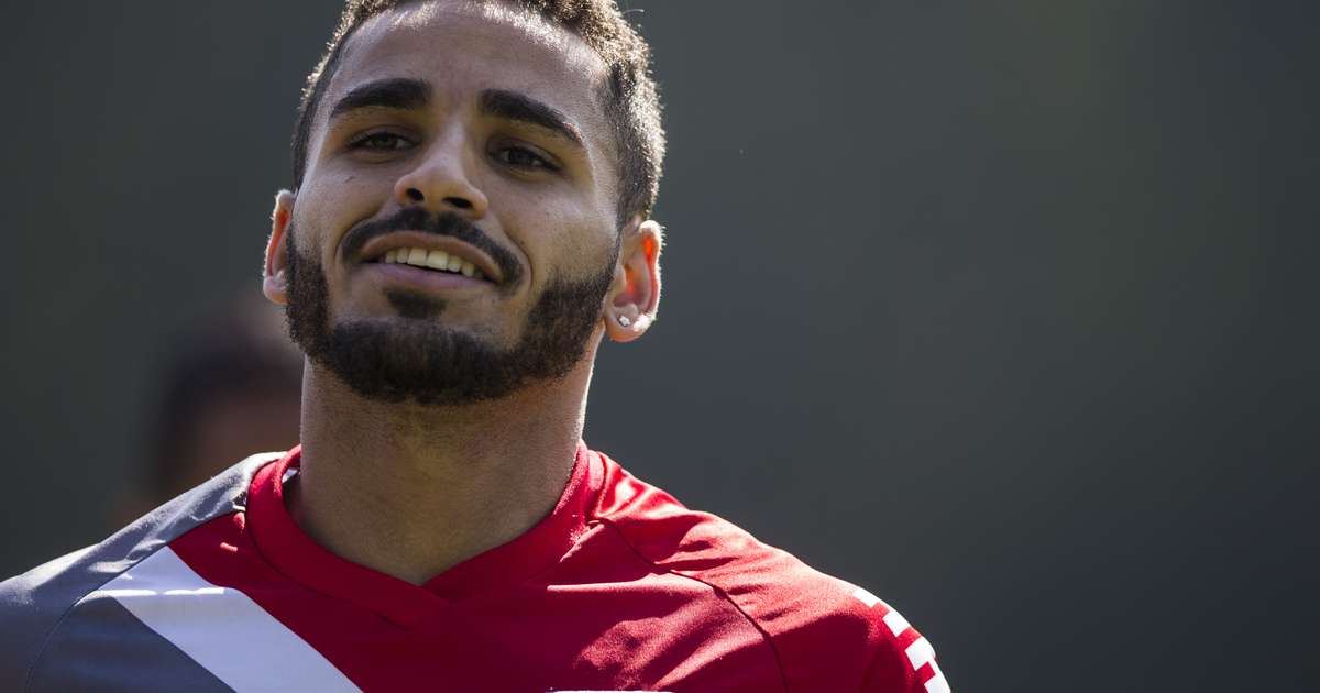 Barça viaja a SP e fechará com Douglas na 3ª, diz jornal
