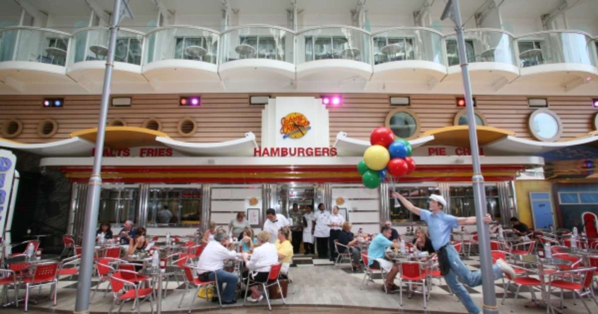 Fast-foods são opções para refeições rápidas em cruzeiros