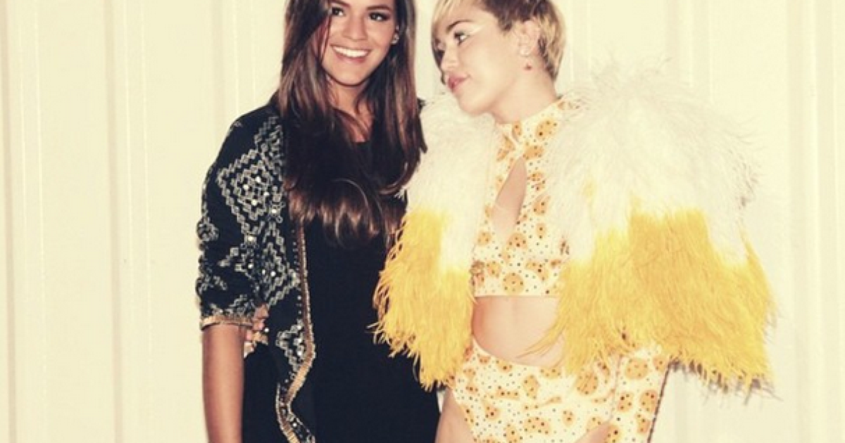 Com look de R$ 1 mil, Bruna Marquezine tieta Miley Cyrus