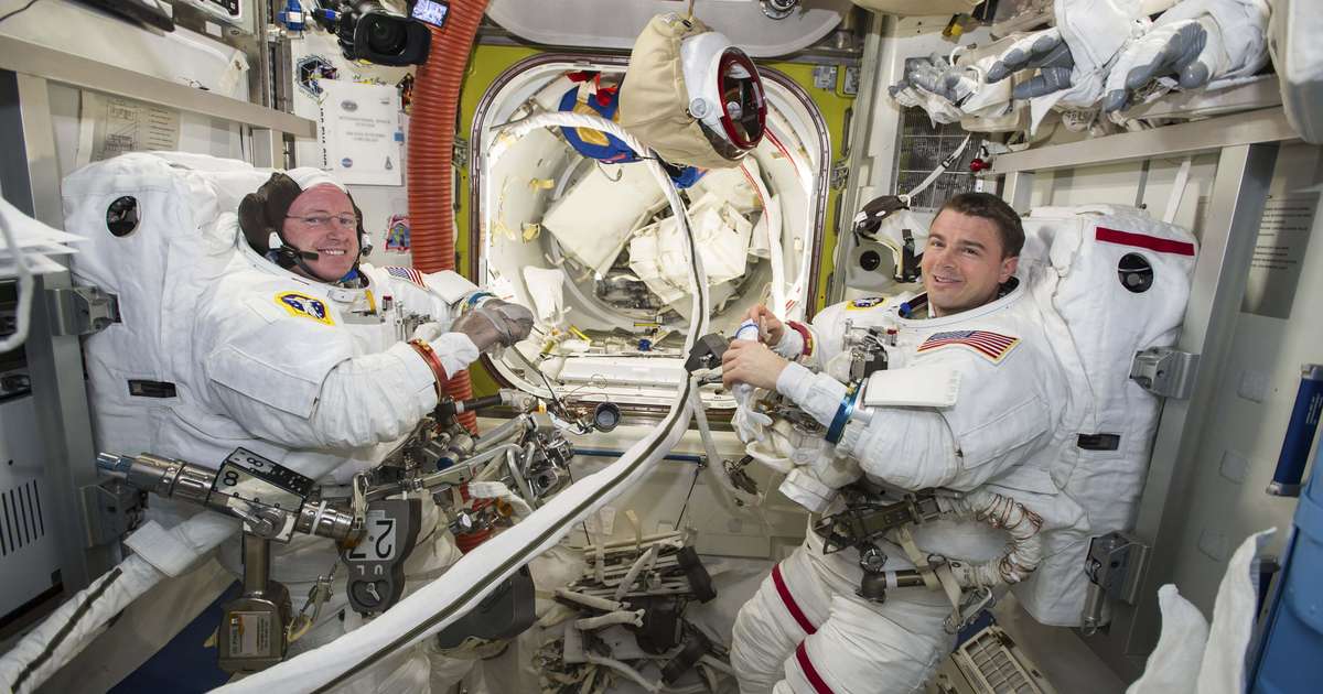 Astronautas fazem caminhada espacial para reparos na ISS