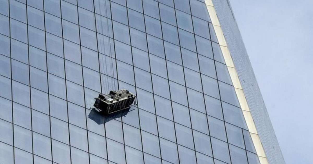 Limpadores de janela são resgatados de andaime do WTC