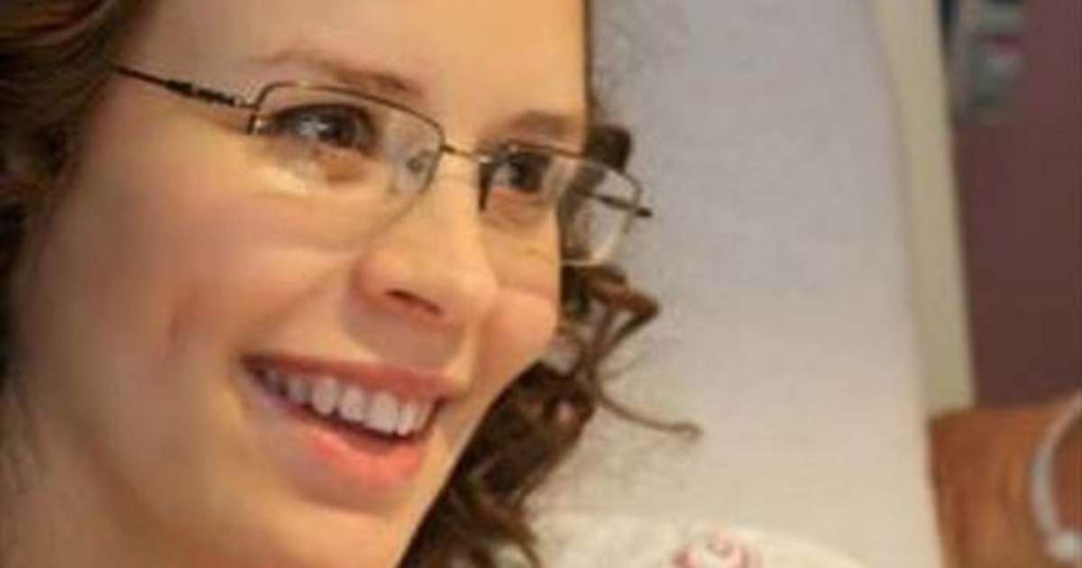 Criança acha arma em sofá e mata a mãe com tiro acidental