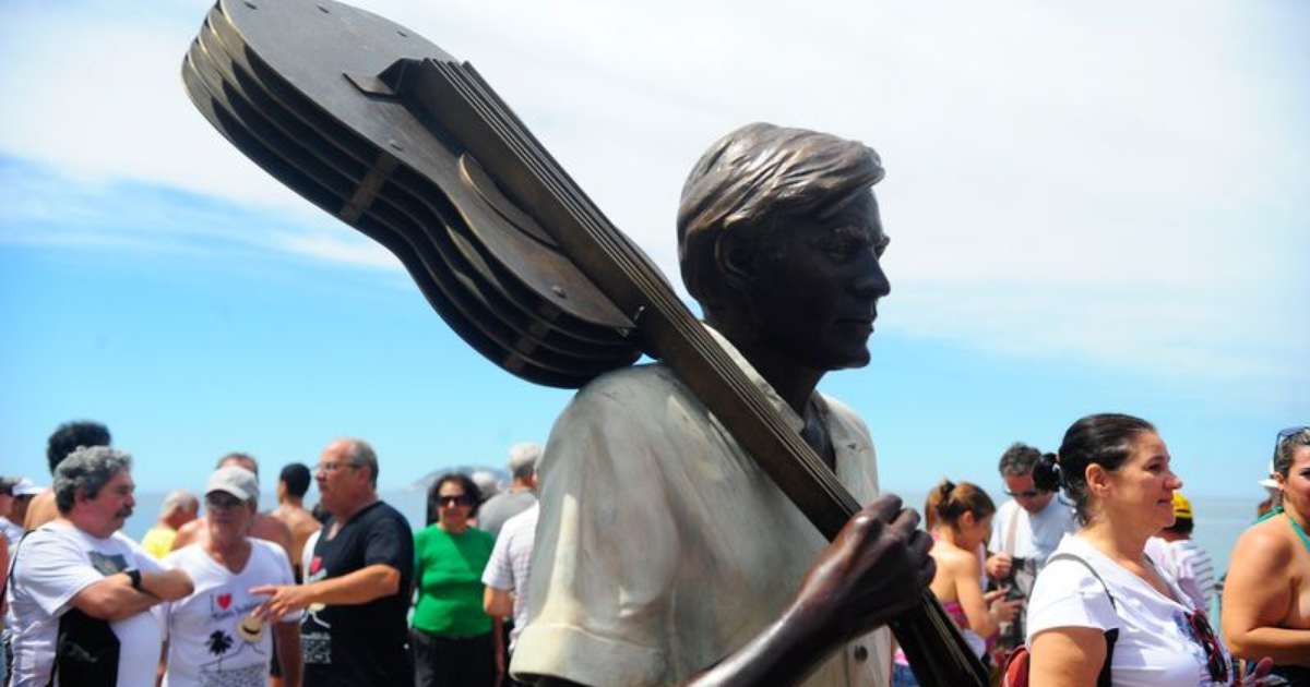Estátua de Tom Jobim é inaugurada na Orla de Ipanema