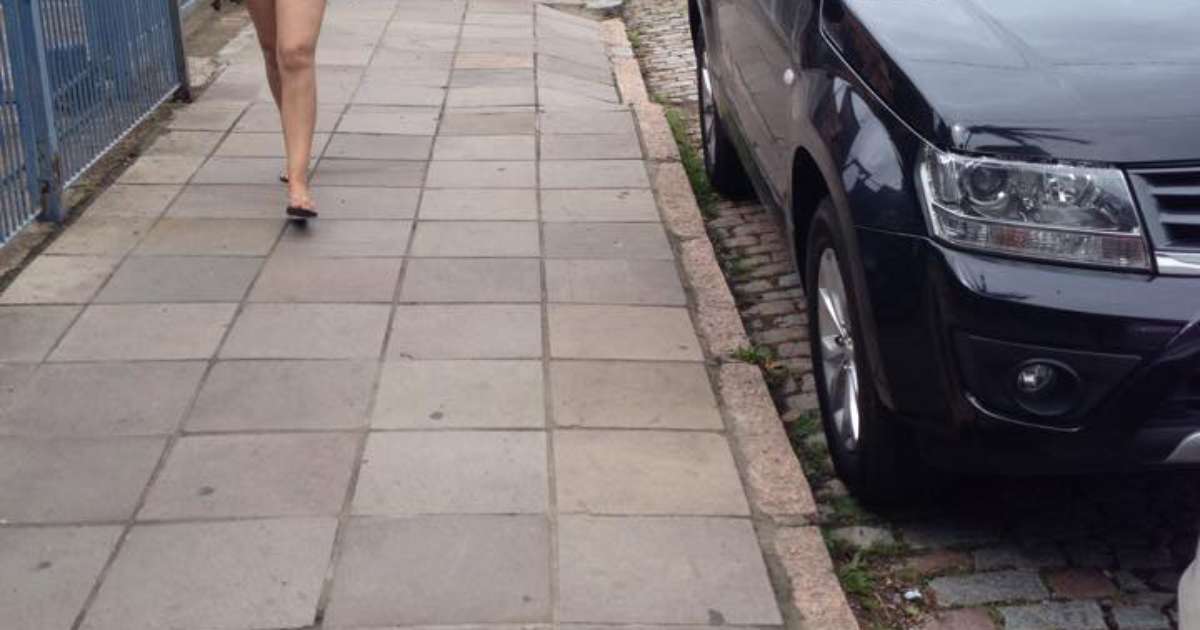Mulher Pelada Circula Pelas Ruas Do Centro De Porto Alegre