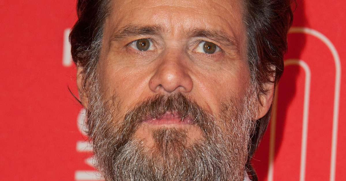 Jim Carrey exibe barba comprida e grisalha em evento nos EUA