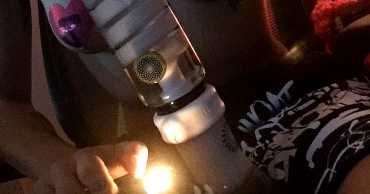 Miley Cyrus posta foto com bong e seios à mostra