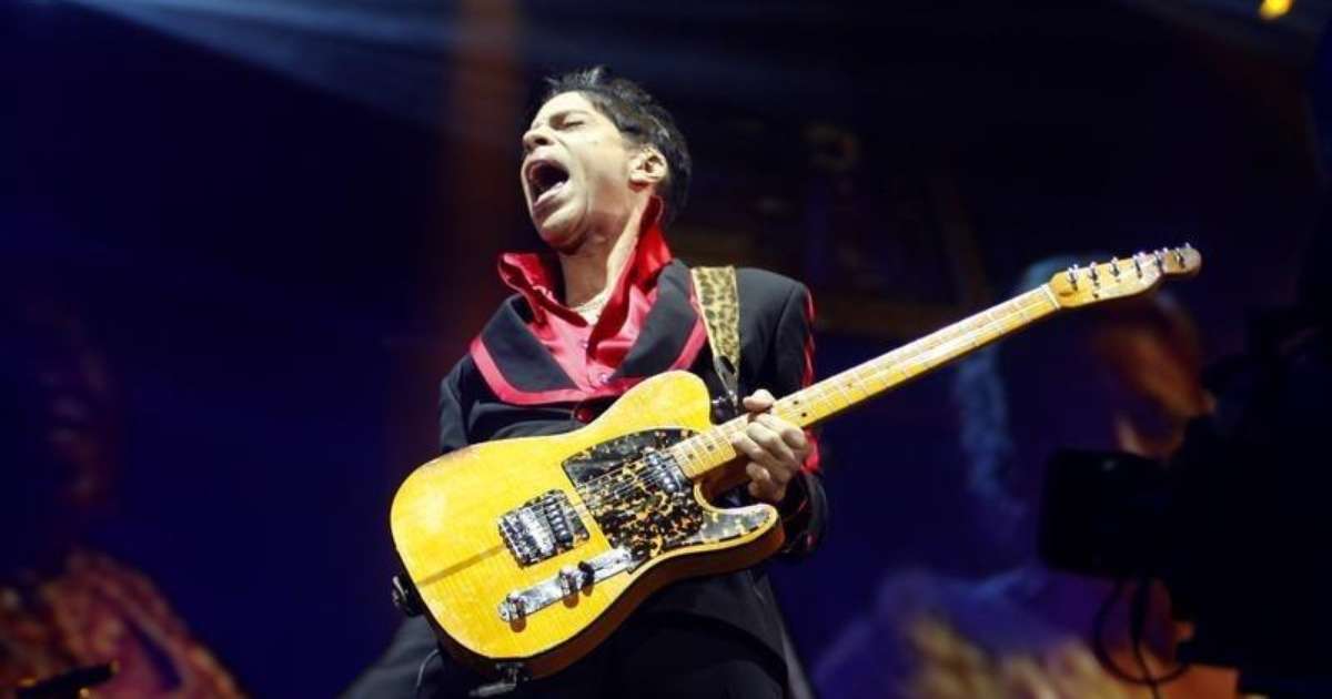 Prince sobe ao palco em show pela paz em Baltimore