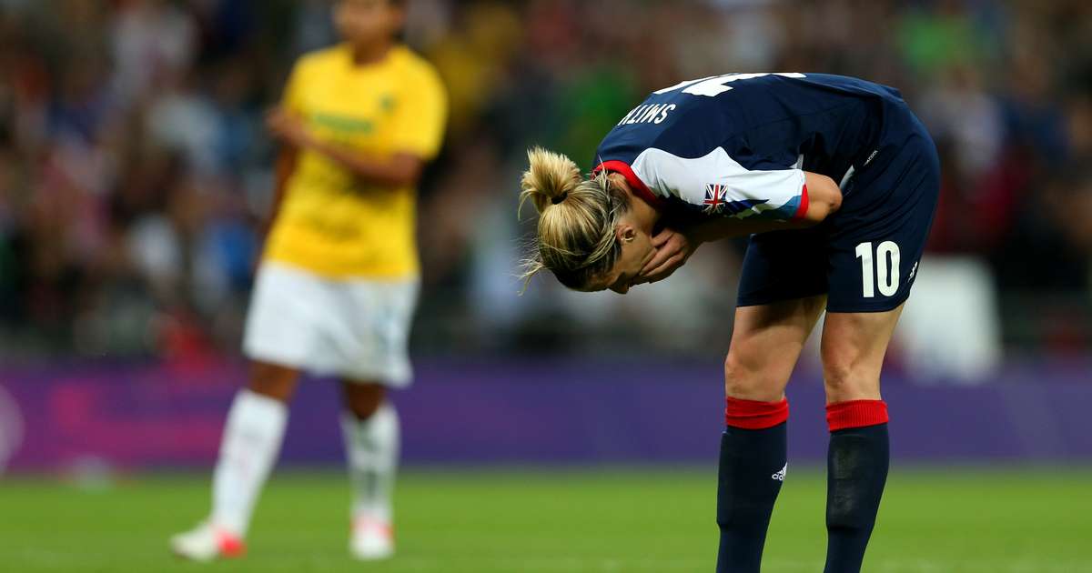 Kelly Smith tem perna quebrada após falta e desabafa na web