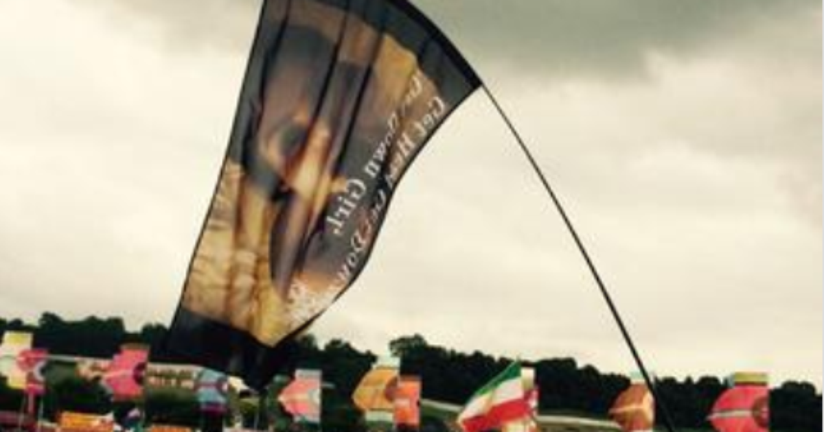 Bandeira de Kim Kardashian transando 'causa' no Glastonbury
