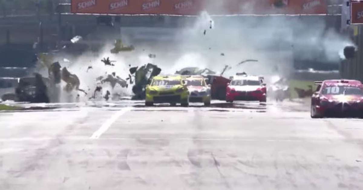 Após acidente, pilotos da Stock Car tranquilizam fãs e passam bem