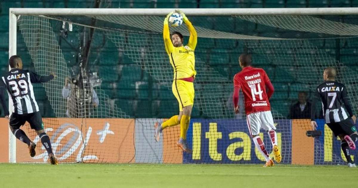 Alisson festeja convocação e divide méritos com profissionais do Inter