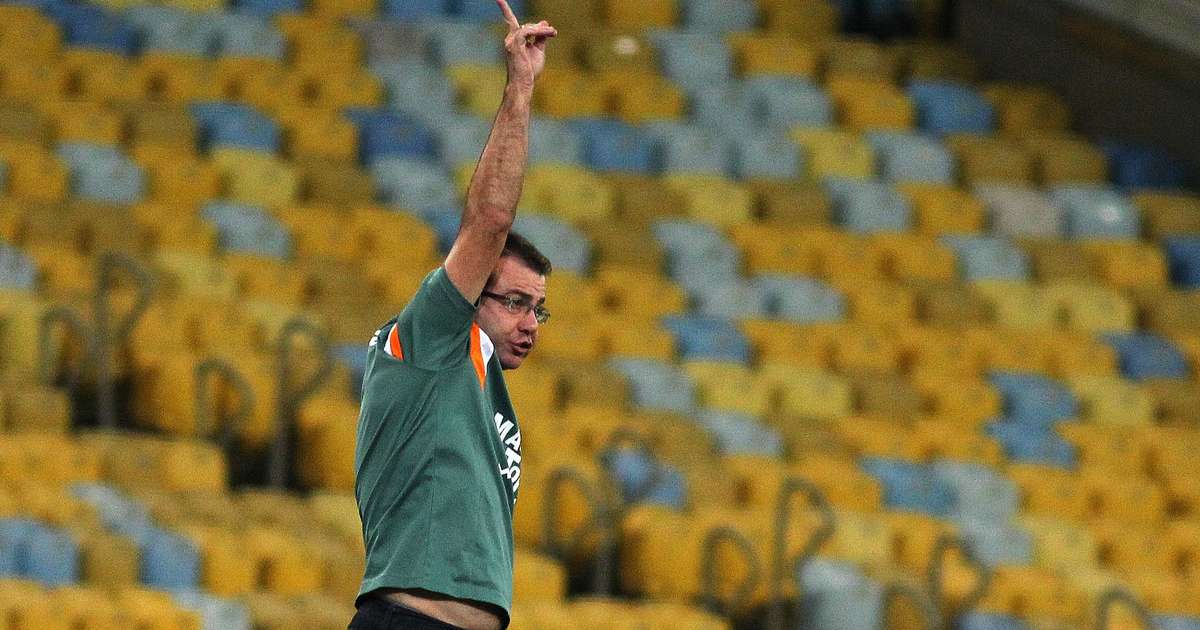 Enderson analisa desempenho de R10 e sai em defesa do jogador