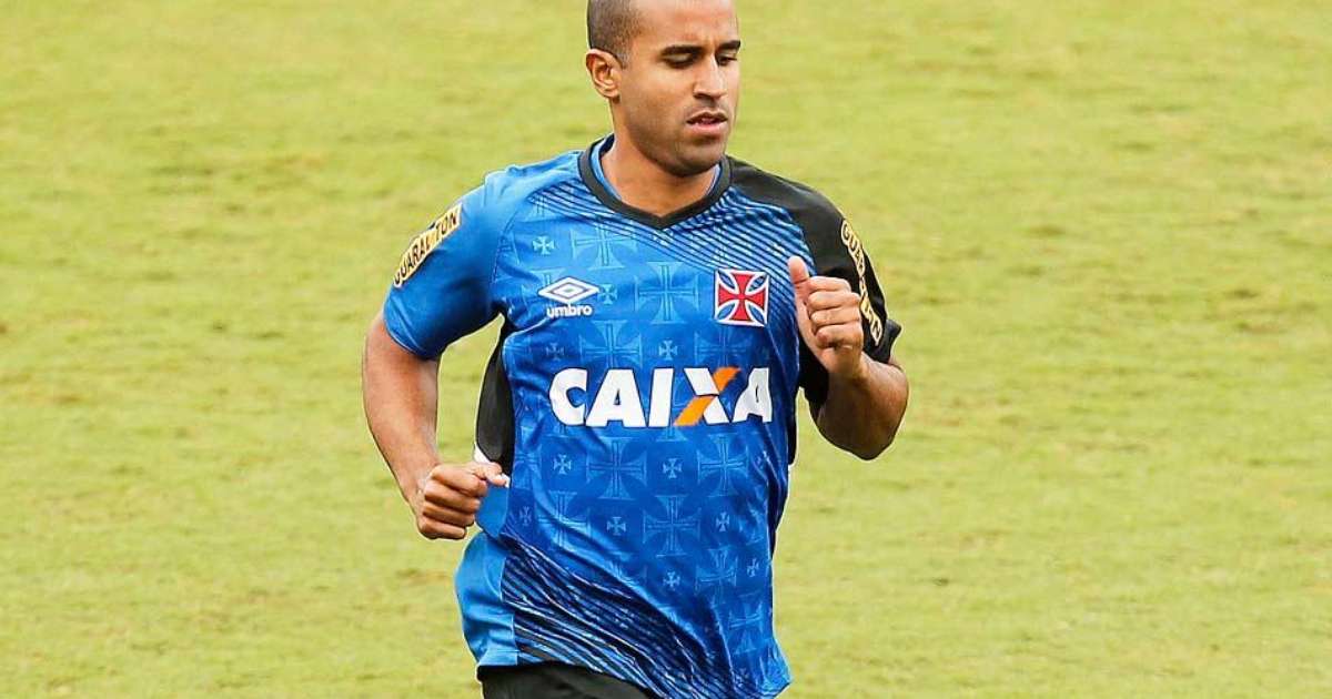 Titular e de volta à lateral, Julio Cesar admite: 'Me sinto mais à vontade'