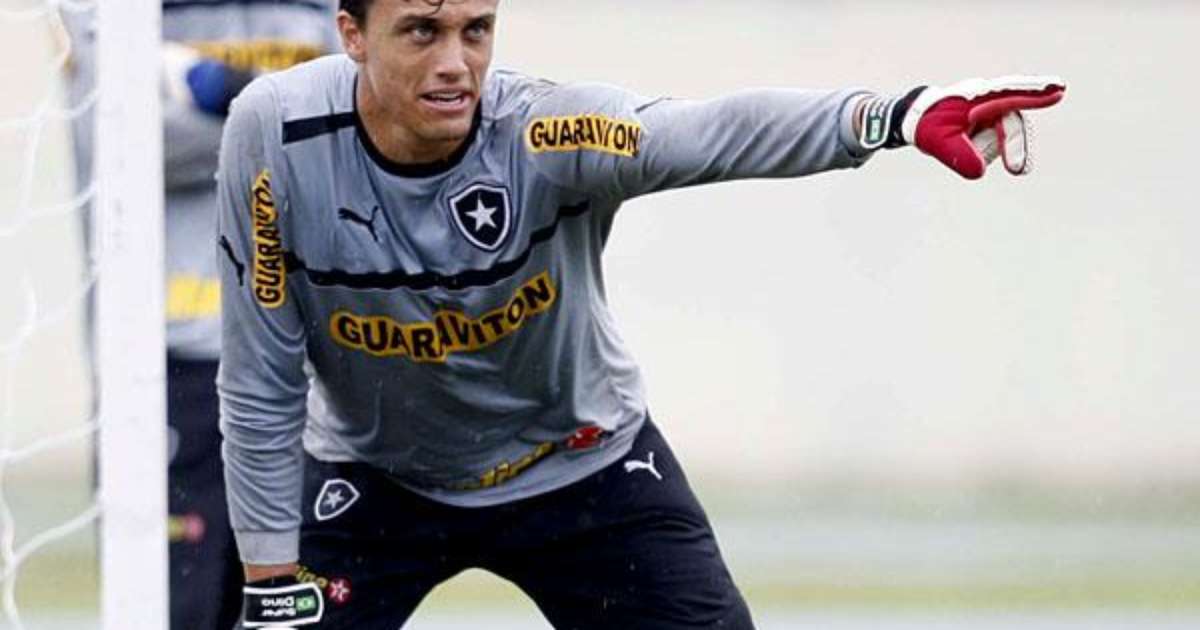 Boavista contrata atacante e goleiro do Botafogo