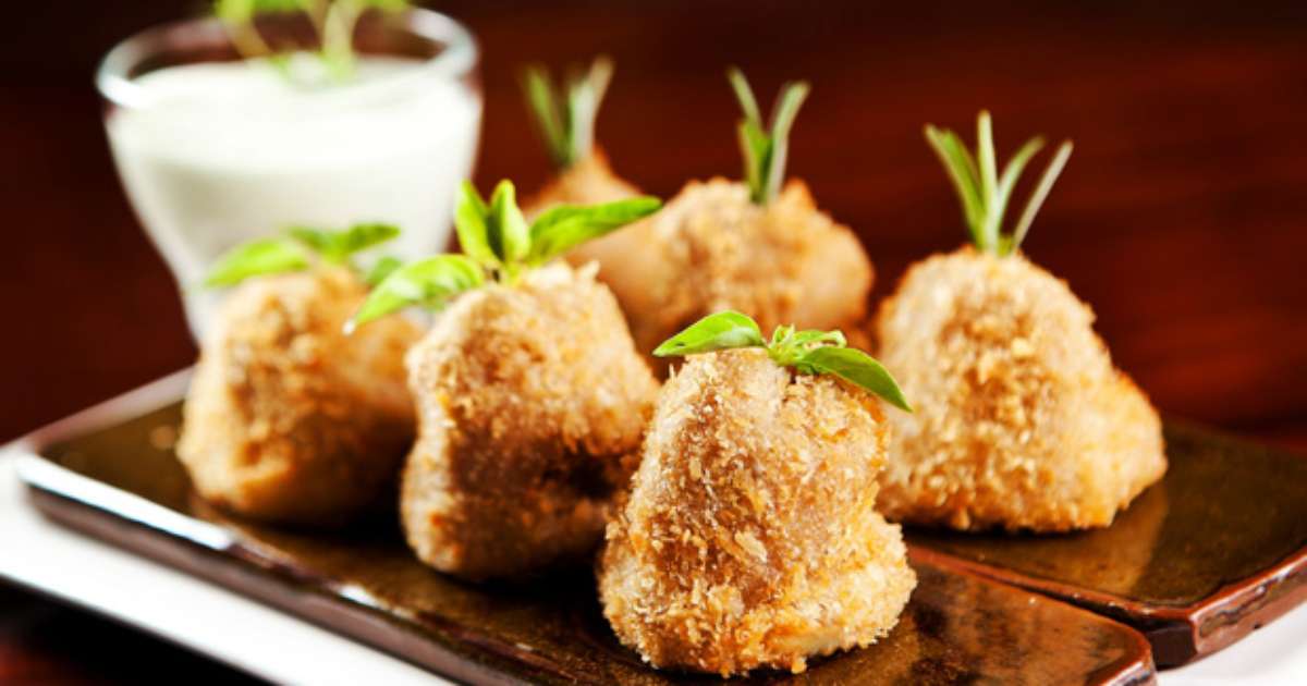 Bombom de frango com alho negro e maionese de ervas