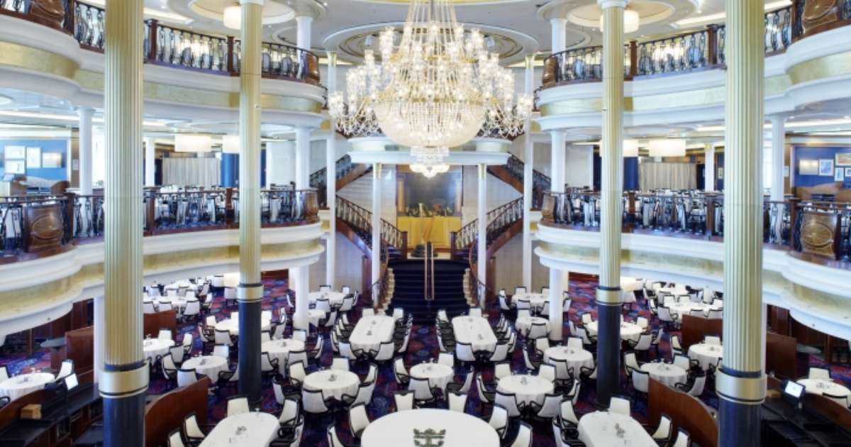 Veja dicas para jantar no restaurante principal dos navios