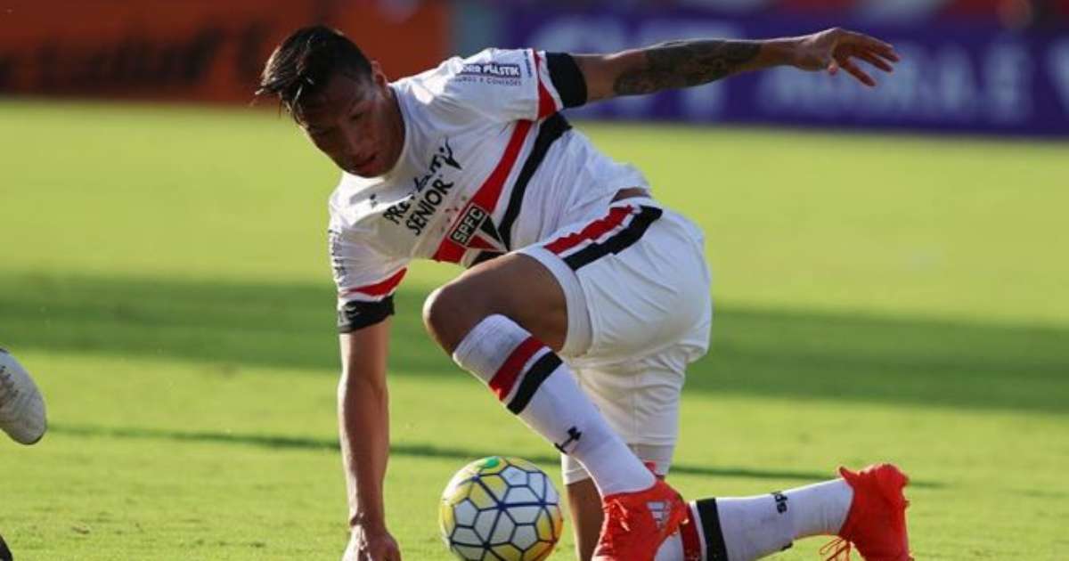 Chavez amarga seca de gols depois de ganhar música da torcida tricolor