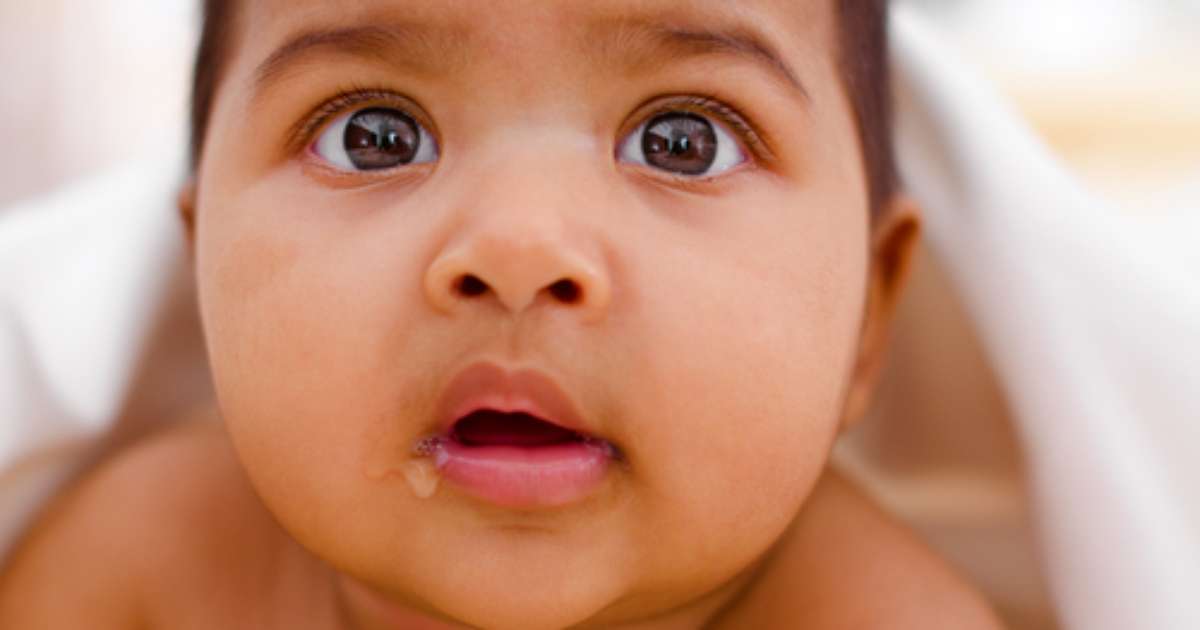 Seu bebê baba demais? Saiba quando é normal e quando não é