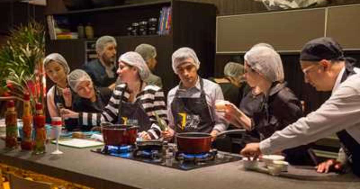 "Master Chef" no mundo corporativo: team building com a equipe cozinhando