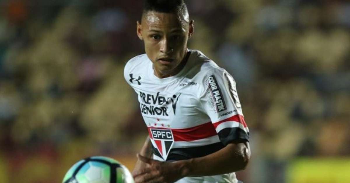 Vitória oficializa contratação do atacante Neilton por três anos