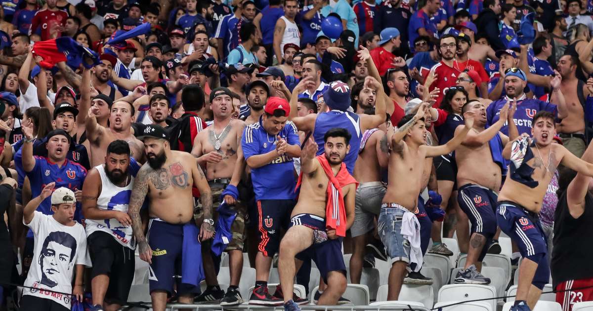 Torcida da Universidad briga com a PM e arranca cadeiras em Itaquera