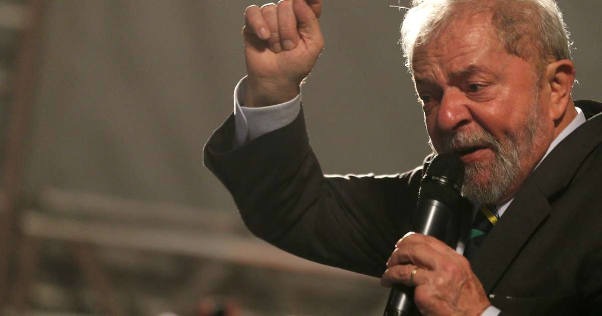 Lula adota tom de campanha, chora e fala em "massacre"