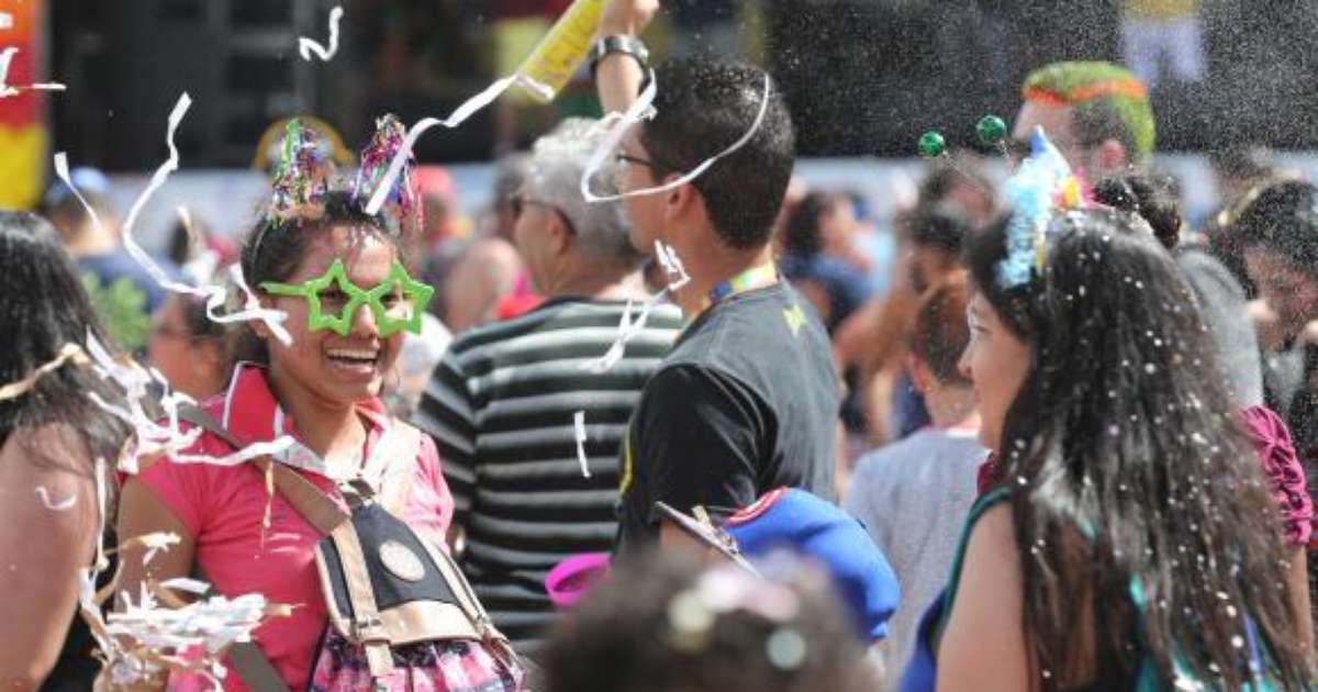 Em dia ensolarado, blocos de rua animam Carnaval de Brasília