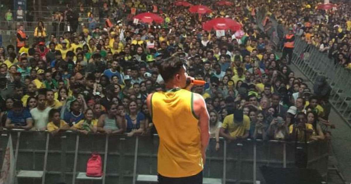 Jeito Moleque em campo e no palco: Brasil vai às oitavas
