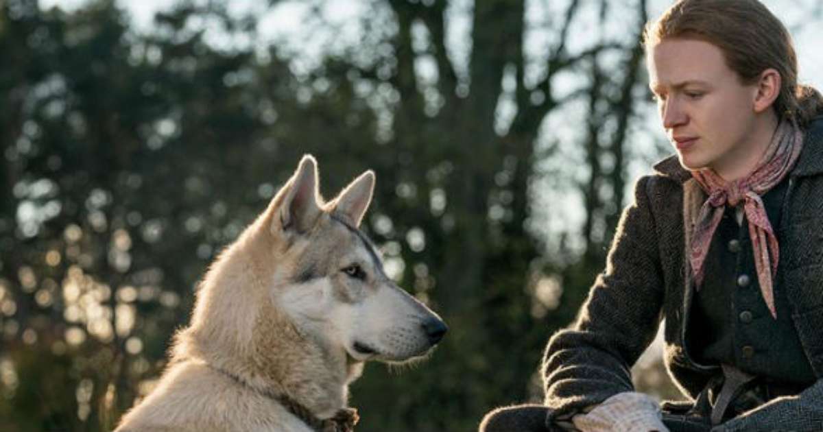Outlander: Fotos da 4ª temporada destacam amizade entre jovem Ian e Rollo