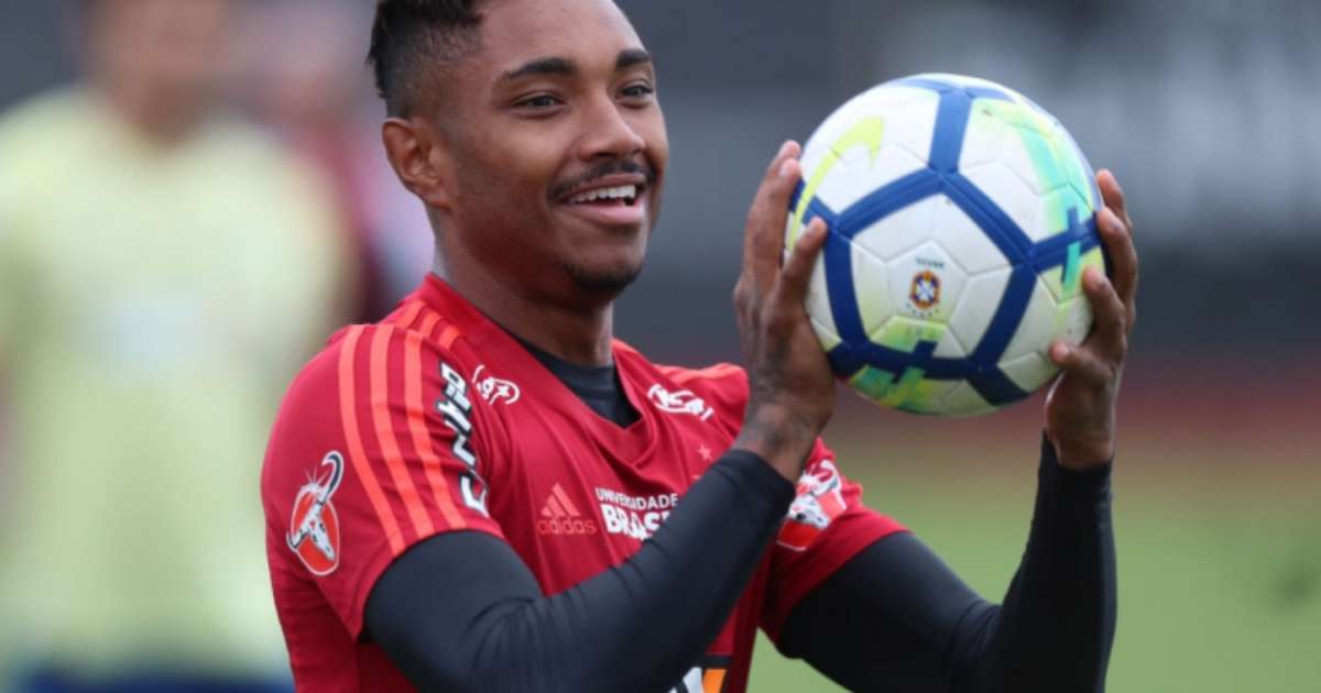 Vitinho se apresenta sem dores e é opção para enfrentar o São Paulo