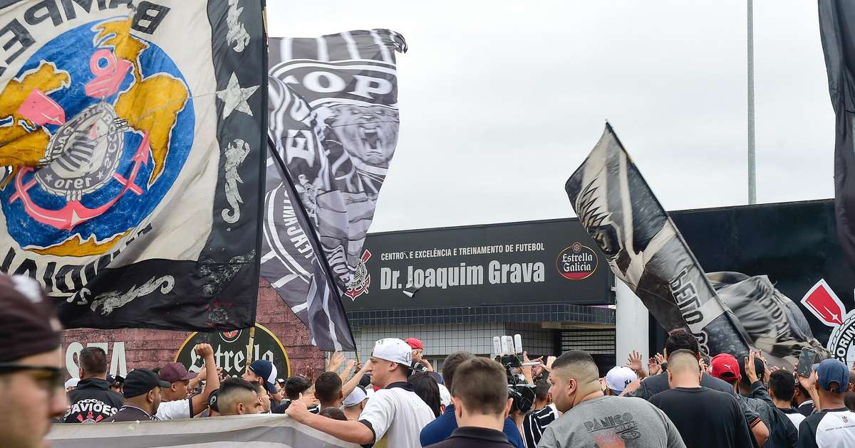 Organizadas do Corinthians ameaçam time em protesto no CT