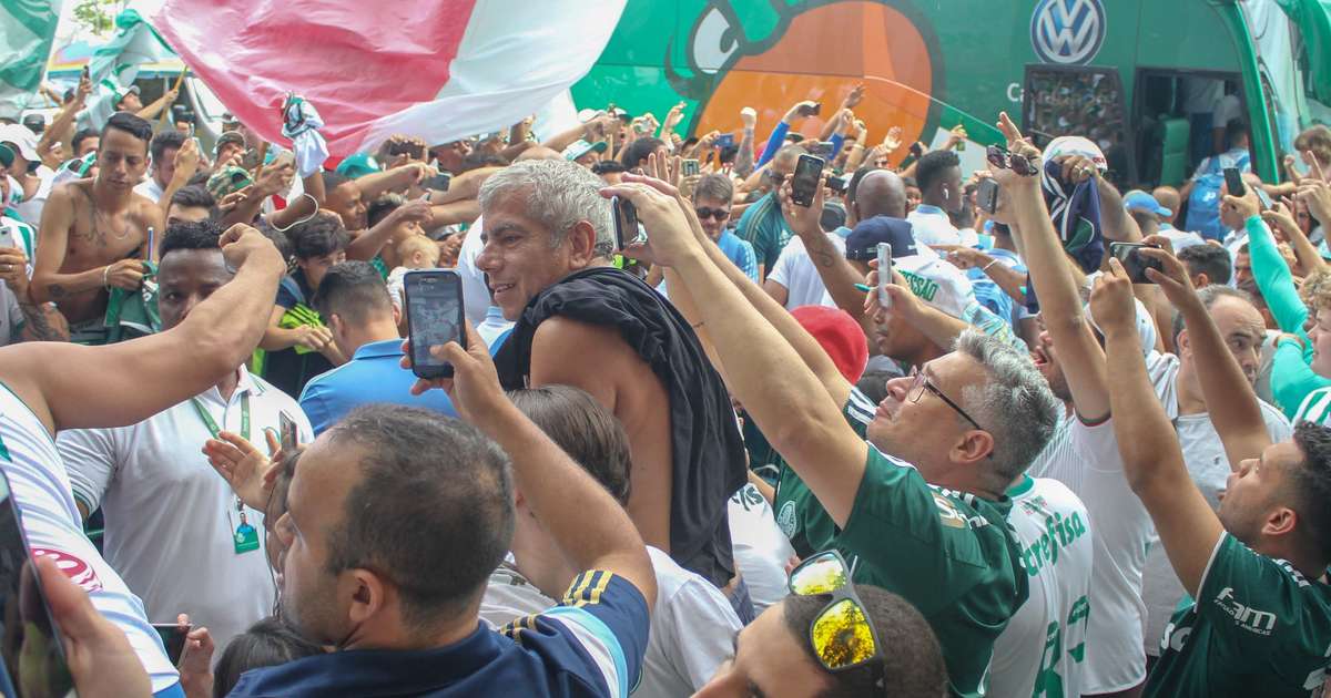 Torcida do Palmeiras faz festa no CT antes de "final"