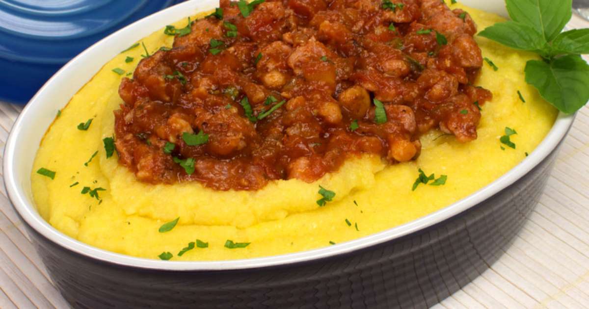 Polenta com ragu de linguiça