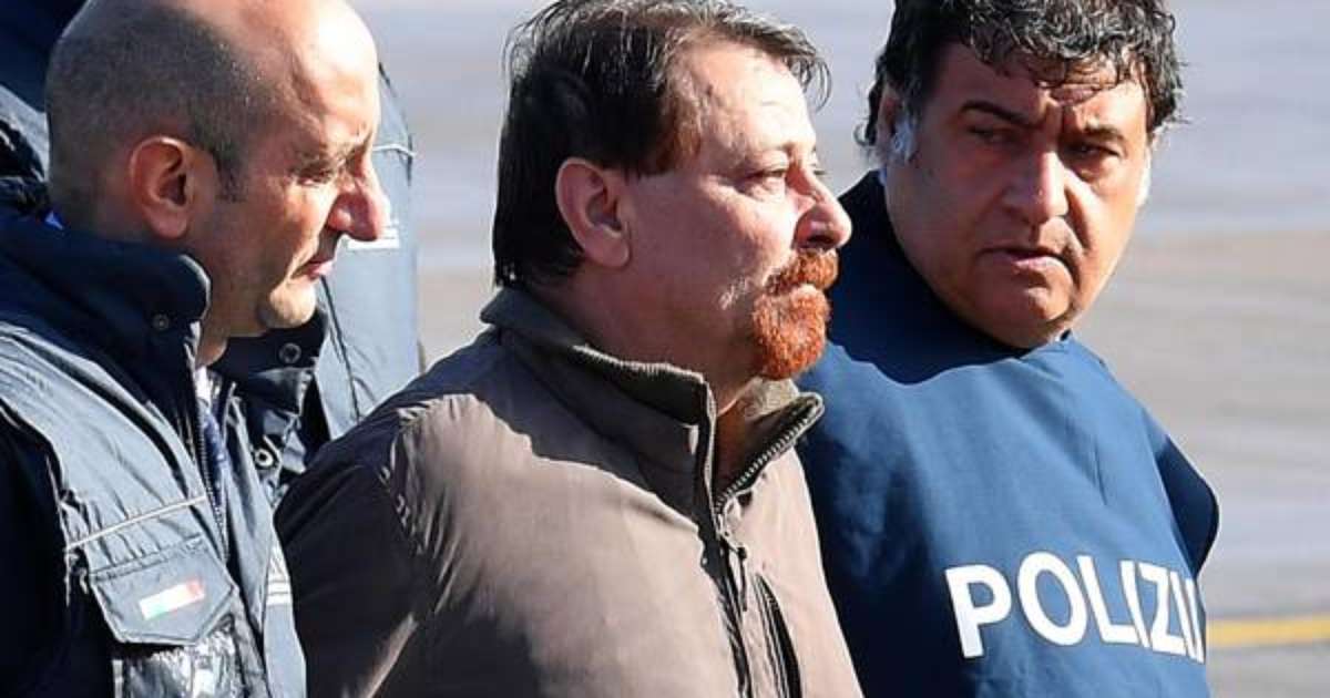 Battisti mostra postura taciturna e passiva na prisão