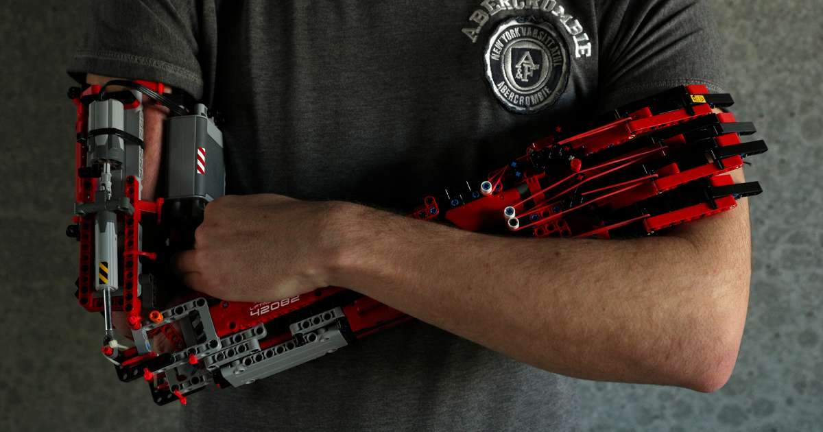 Com Legos, adolescente cria prótese para seu braço